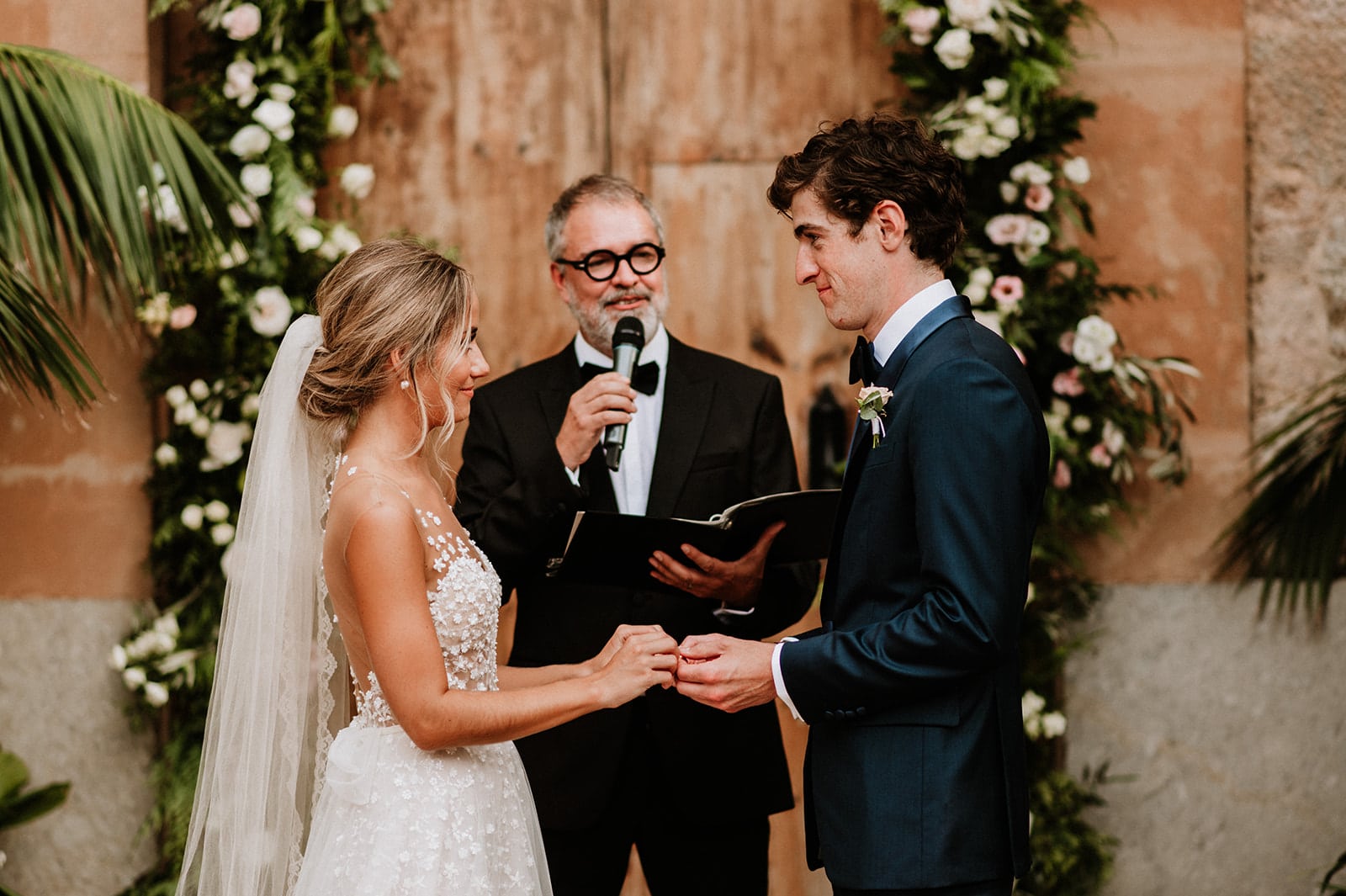 What is a wedding celebrant and what do they actually do? - Distinctive ...
